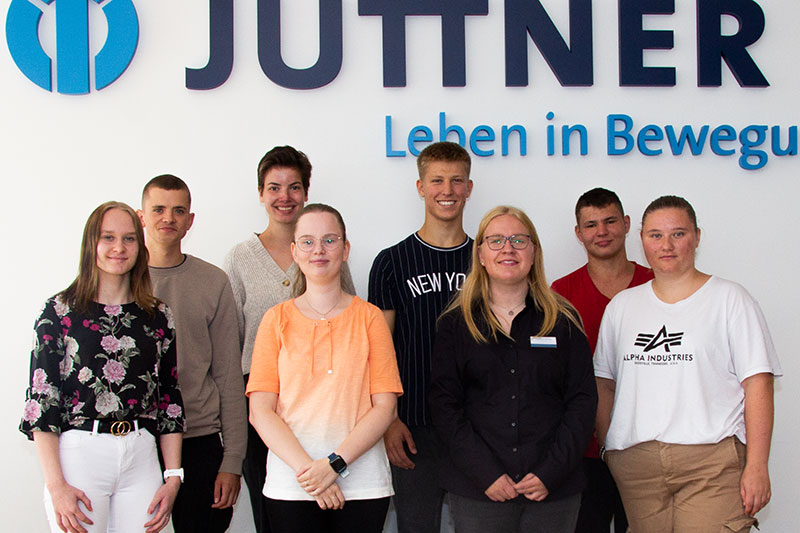 Jüttner begrüßt acht neue Auszubildende